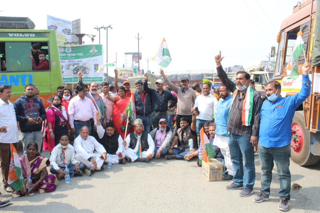 Congress activists block Tata-Ranchi road in protest against Farm laws ...