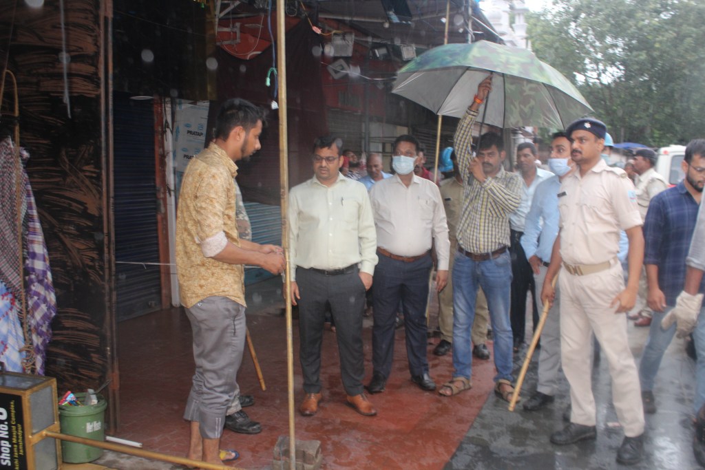 Jamshedpur administration removes encroachment from footpaths in Sakchi ...