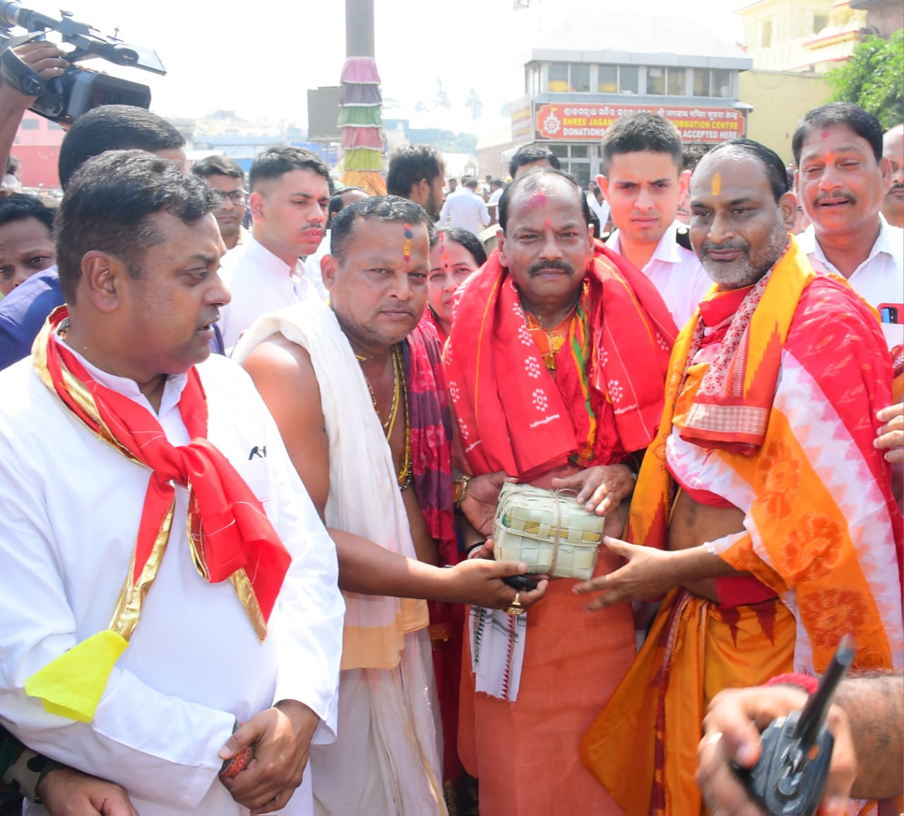 Raghubar Das offers prayers at Puri Jagannath temple, to take oath as ...