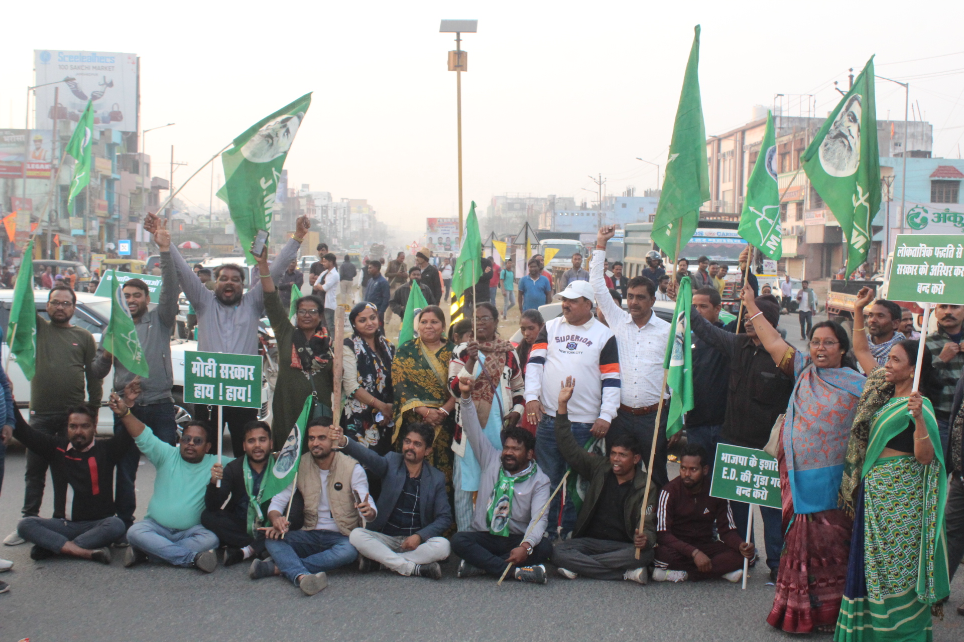 Protest against ED action on Jharkhand CM, NH 33 blocked in Jamshedpur ...