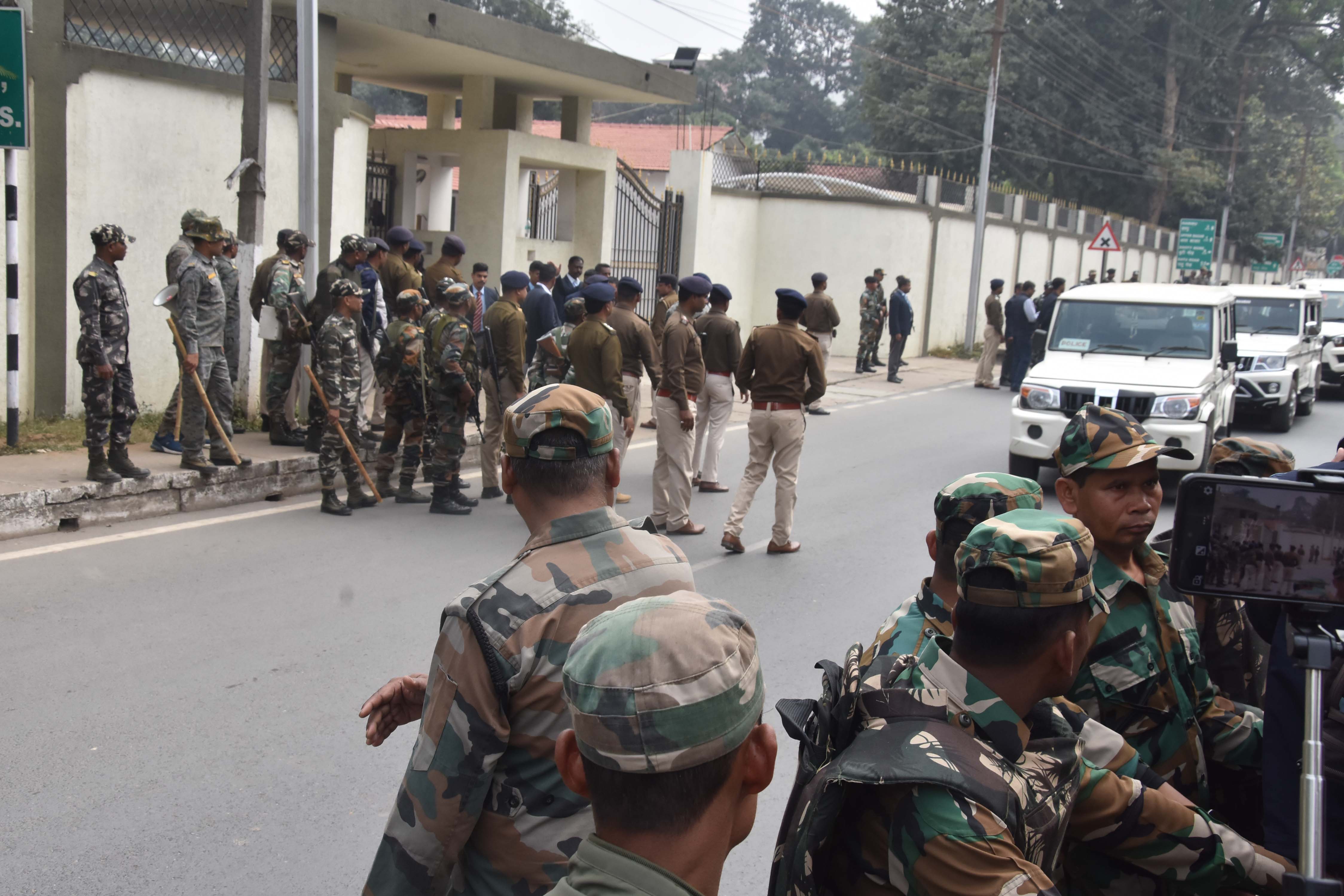 Money laundering case: ED officials questioning Jharkhand CM Hemant ...