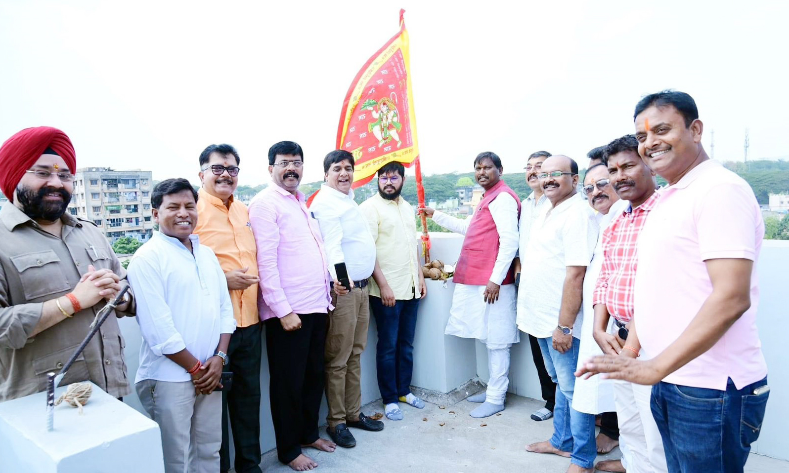 Arjun Munda hoists Mahavir Flag at Jamshedpur residence | The Avenue Mail