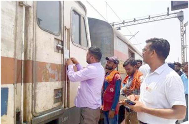 Neelachal Express engine sealed at Tatanagar, 2 Jamshedpur bound ...