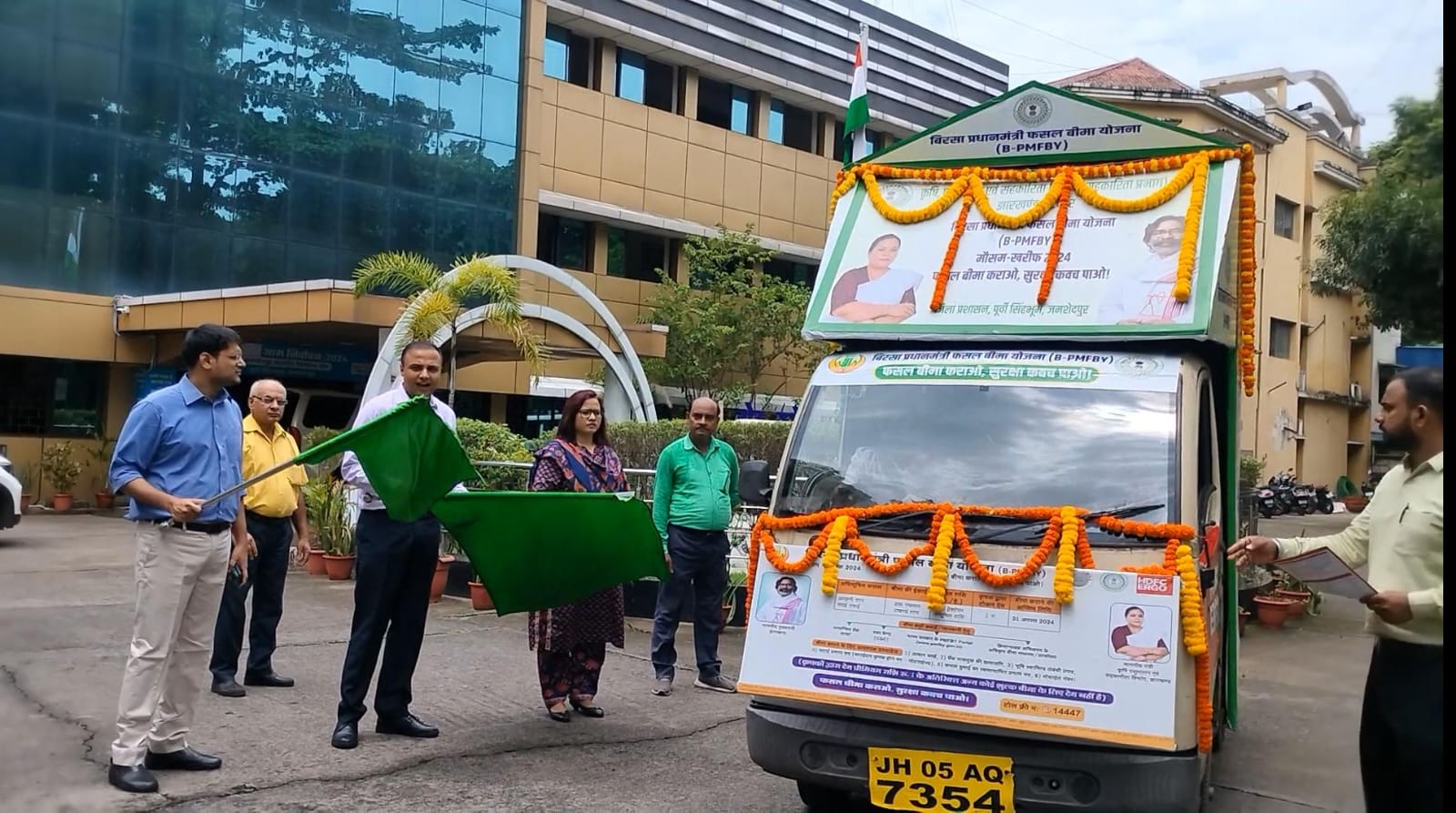 Jamshedpur: Birsa Pradhan Mantri Fasal Bima Yojna awareness vehicle ...