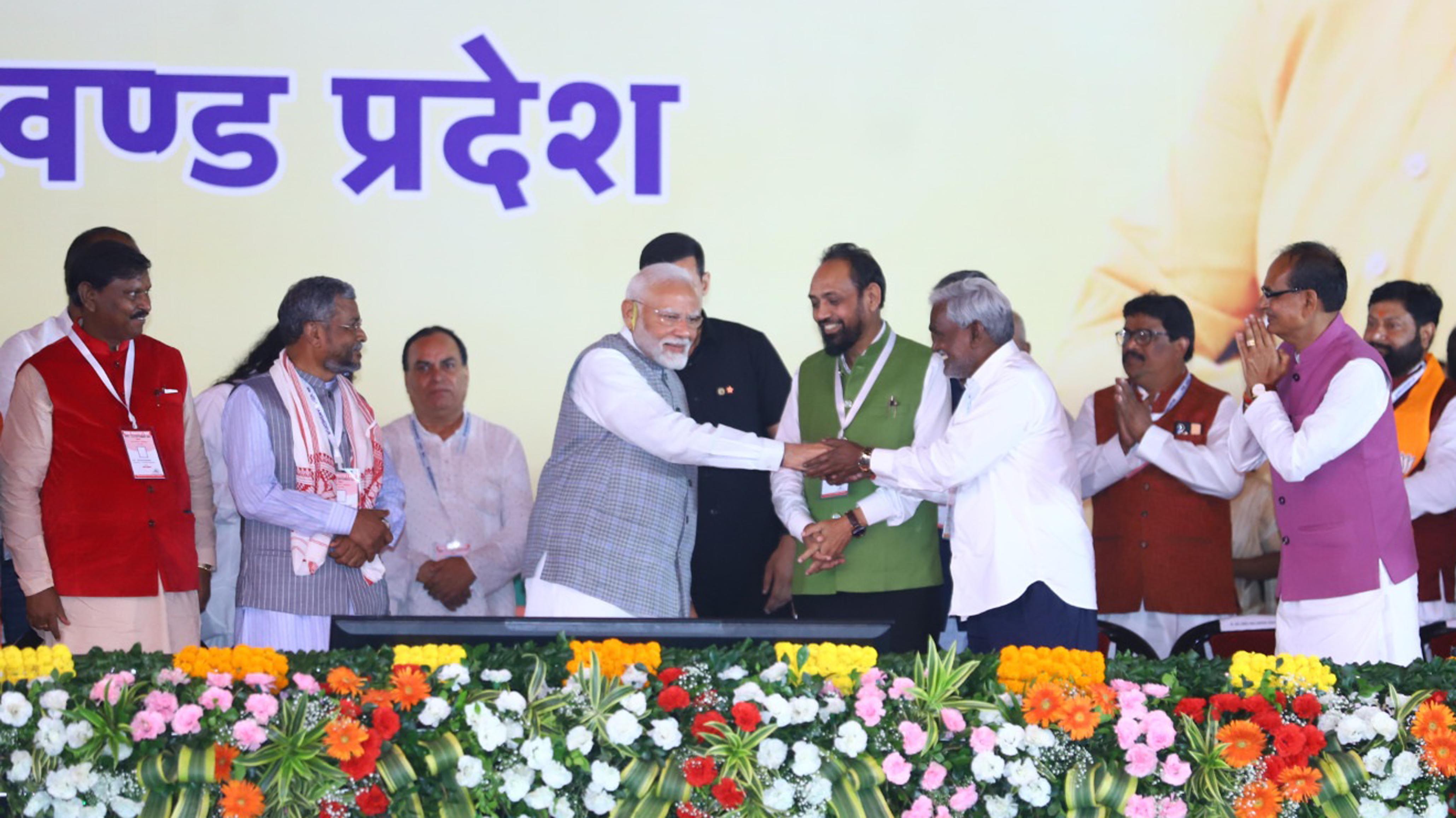 PM Modi holds Champai Soren's hand, latter says lotus will bloom in ...