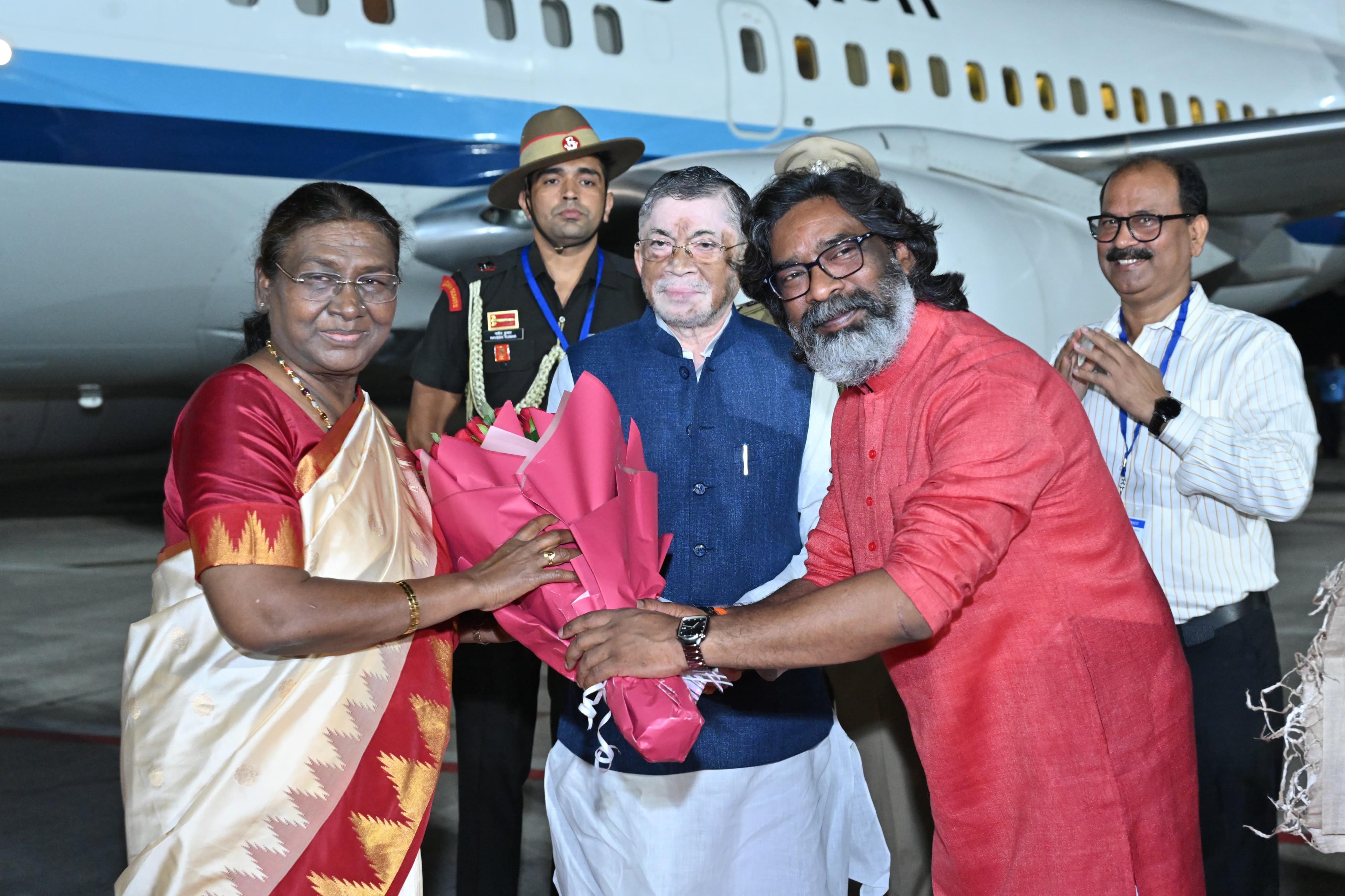President Draupadi Murmu arrives on a two-day Jharkhand visit | The ...