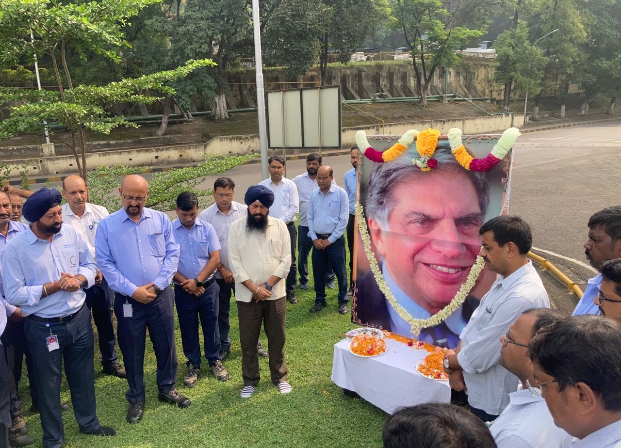 Tata Motors Jamshedpur employees pay tribute to late Ratan Tata | The ...