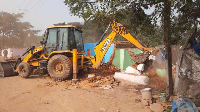 Railway demolishes 70 houses in Adityapur industrial area | The Avenue Mail