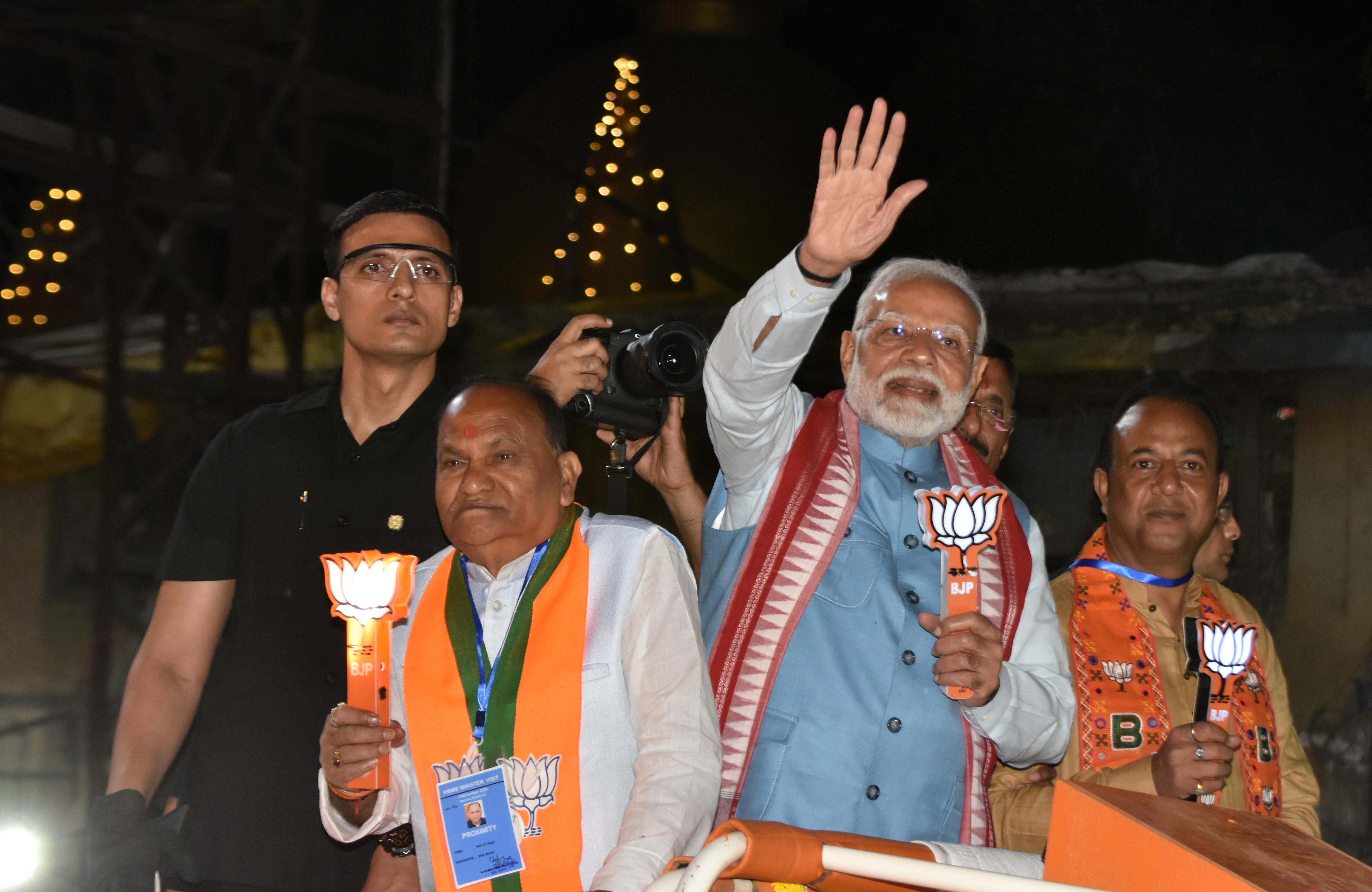 Thousands in chorus chant Modi Zindabad as PM's roadshow sweeps through ...