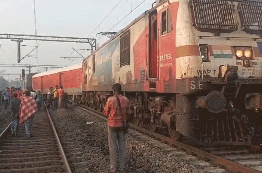 Tatanagar: Train derails near Howrah, three coaches off track, train ...