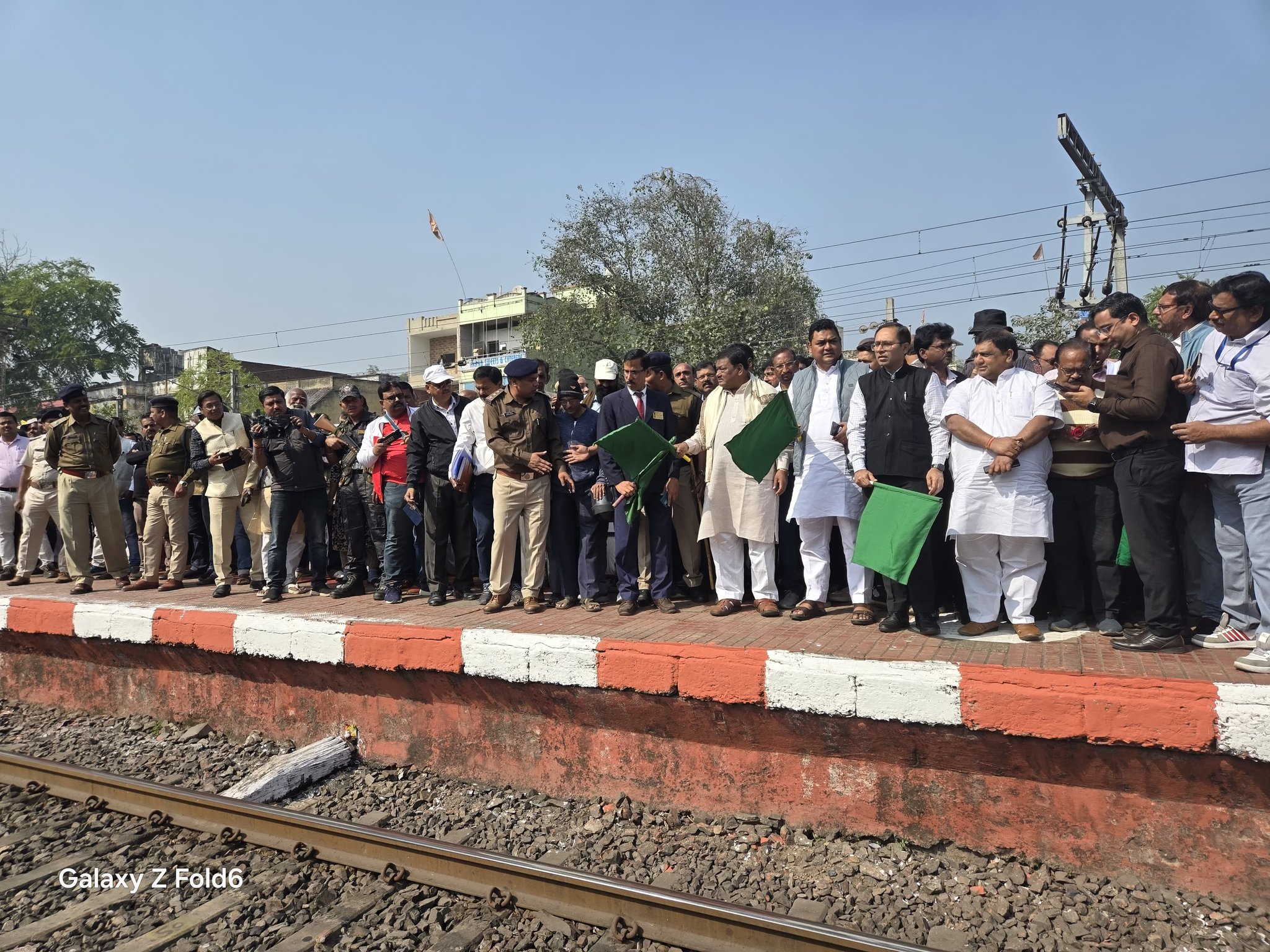 Tatanagar: Pune-Howrah Azad Hind Express halts at Rajgangpur Railway ...