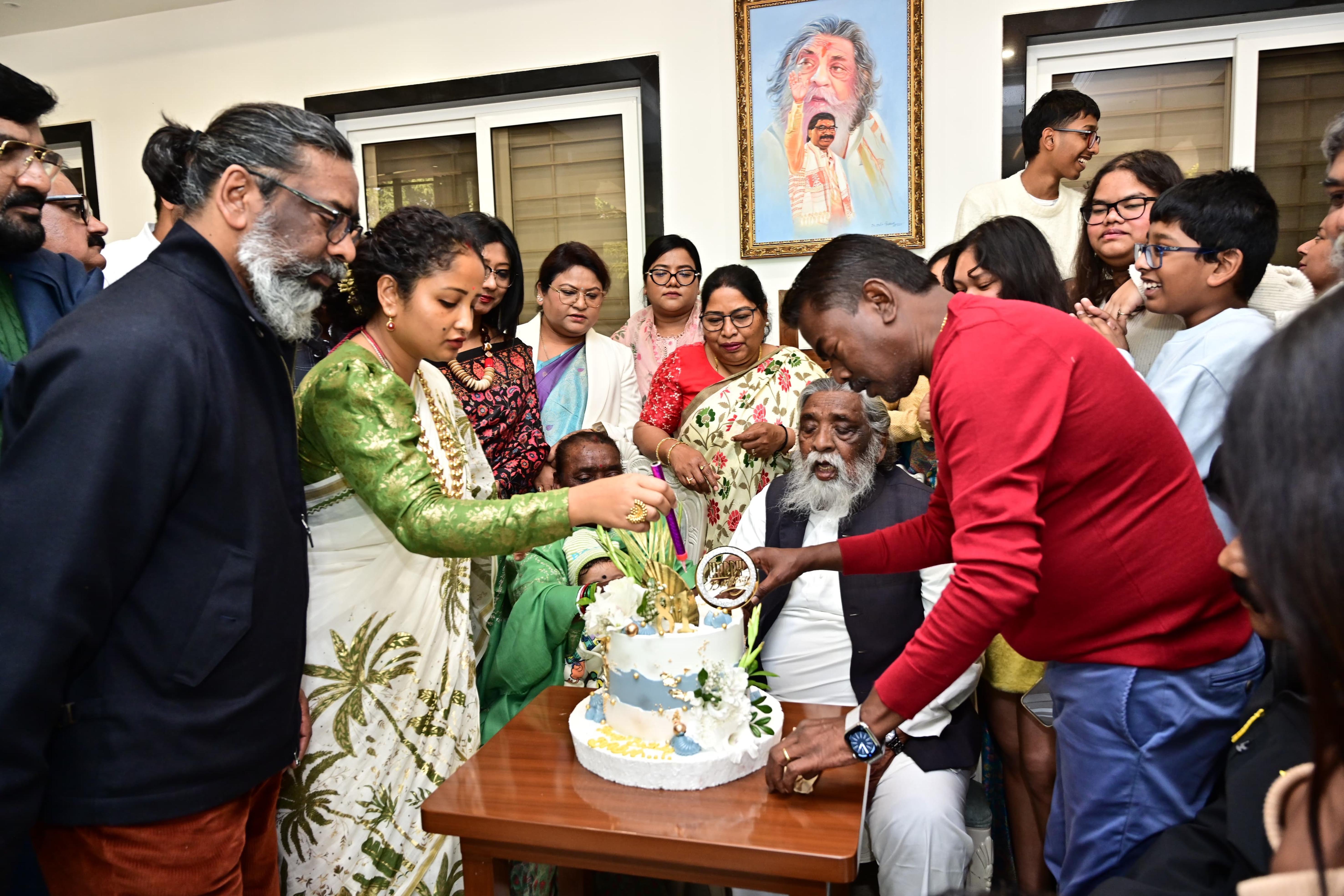 Shibu Soren's 81st birthday celebrated with grand 81-pound cake cutting ...