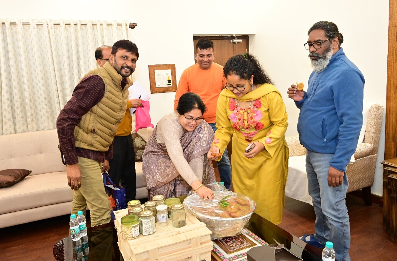 Ichagarh MLA Savita Mahto presents gud- pitha to Shibu, Hemant Soren on ...