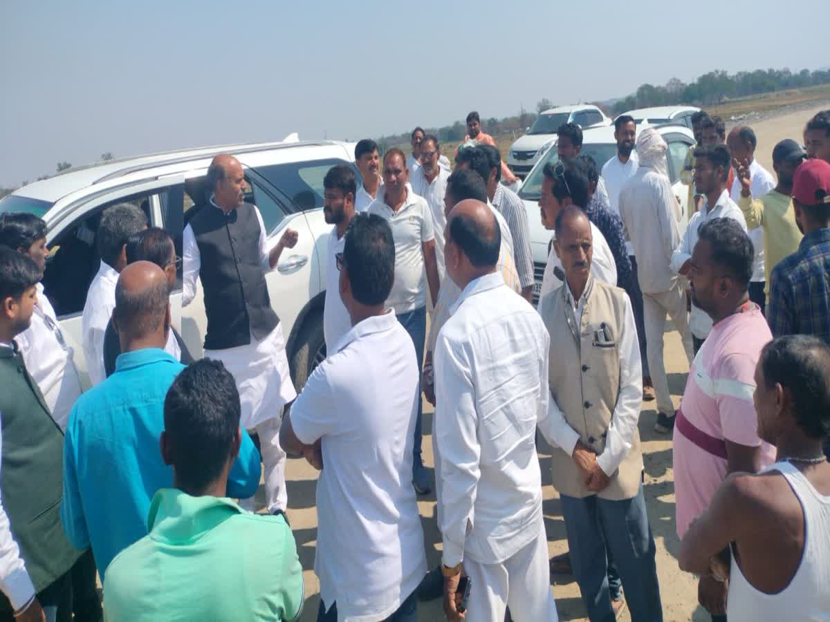 Former minister KN Tripathi stops NH-139 4-lane construction in ...