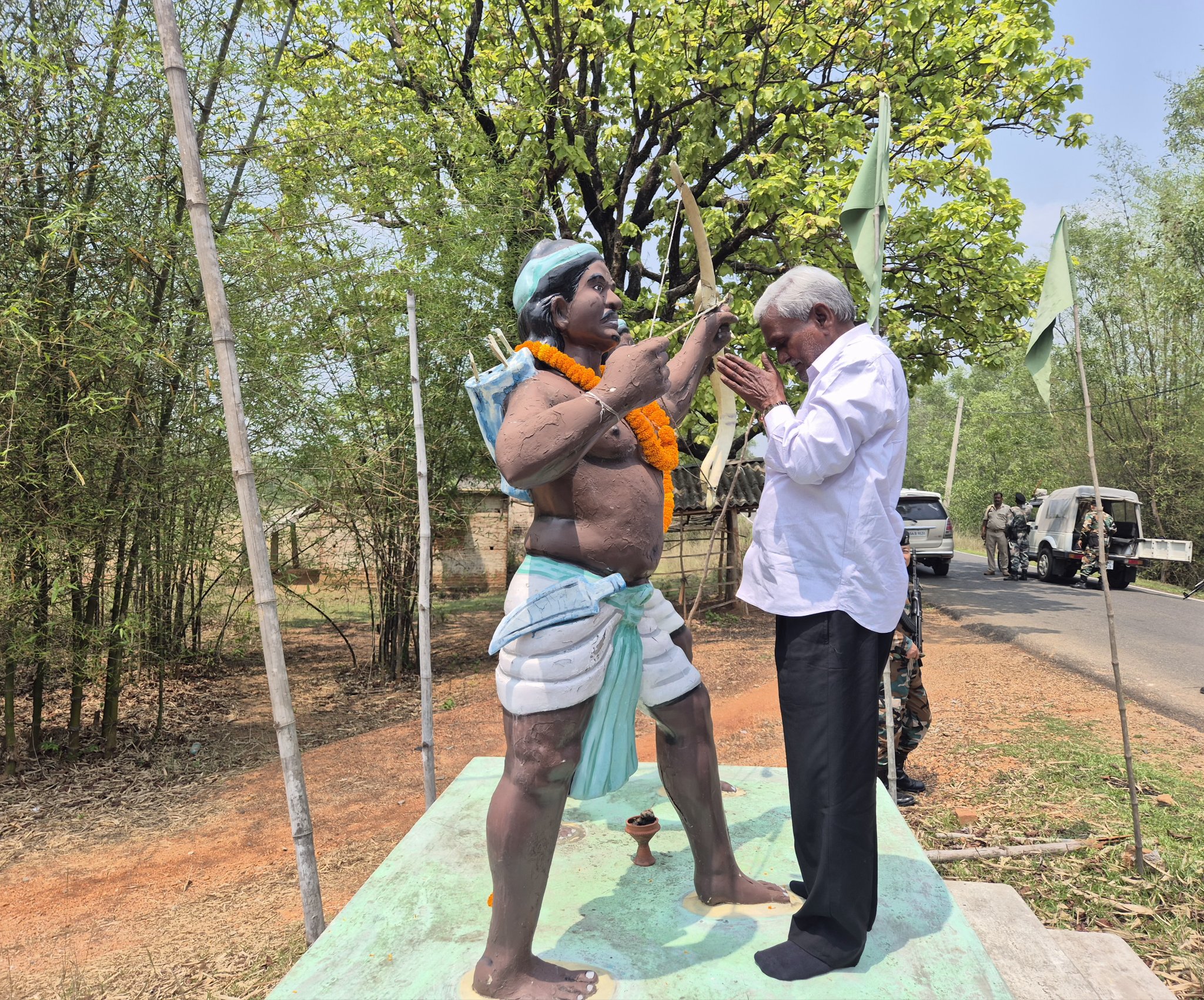 Champai Soren concerned about tribal conversion | The Avenue Mail