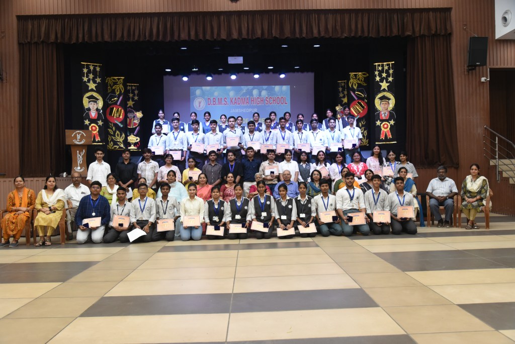 DBMS Kadma High School felicitates meritorious students | The Avenue Mail