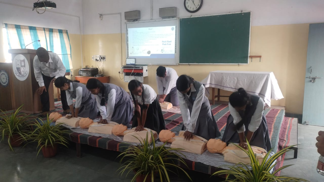 DSM School for Excellence conducts CPR Training | The Avenue Mail