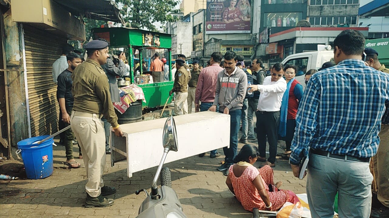 Encroachment drive in Jamshedpur: Sakchi Footpath vendors removed ...