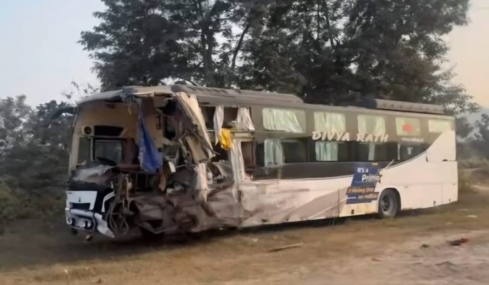 Jamshedpur: Major mishap averted on NH-33 as bus crashes into loaded ...