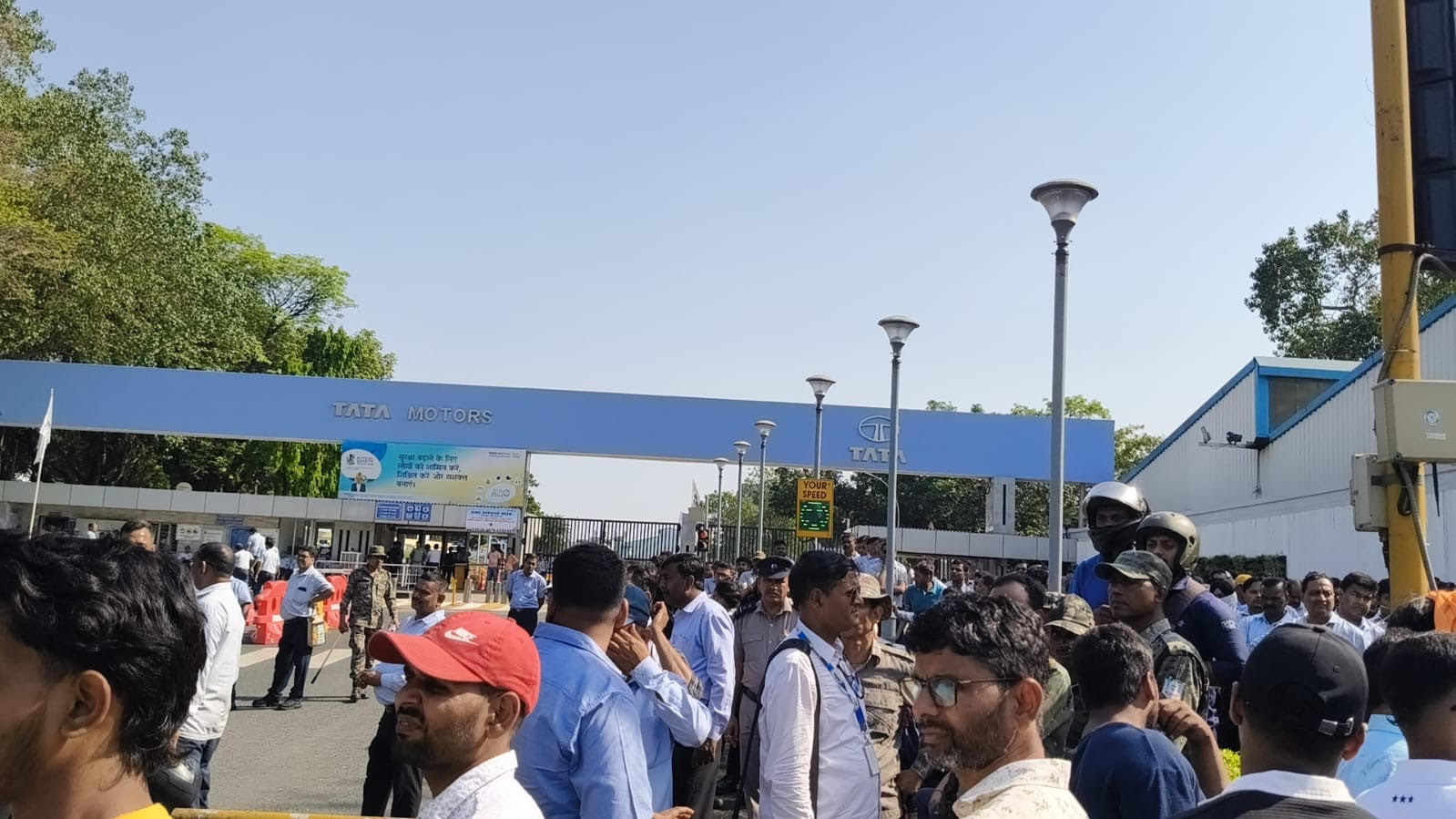 Jobs Row Sparks Protest Outside Tata Motors Gate | The Avenue Mail